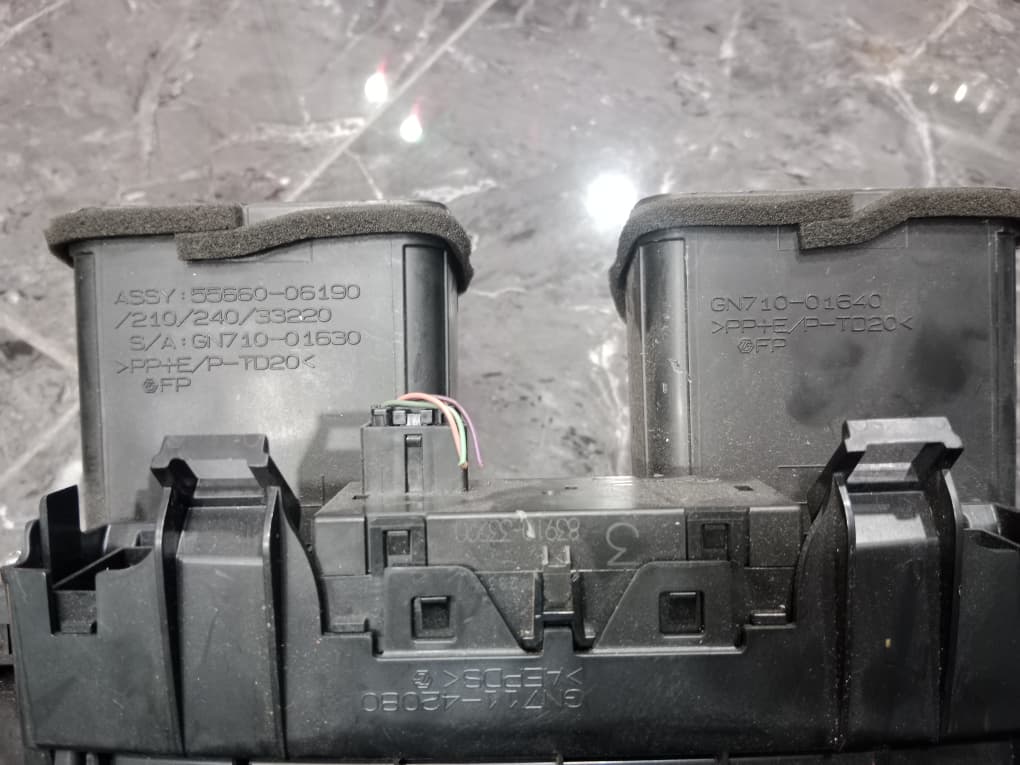 Toyota Camry ACV50 55660-06190 Center Dash Console Air Vent Used Japan ...