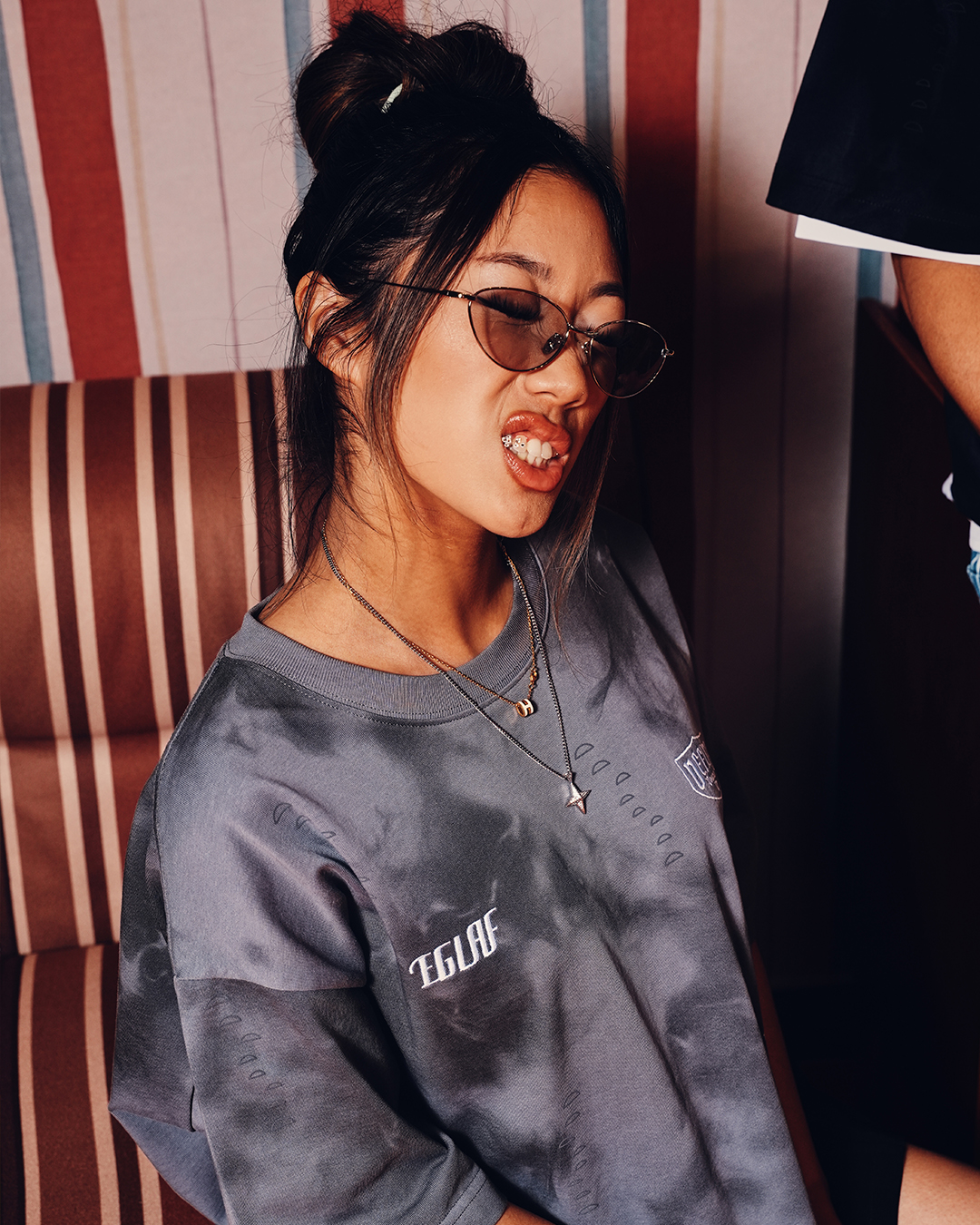 Eglaf R//W Badges Boxy Tee (Cool Grey) | Shopee Malaysia