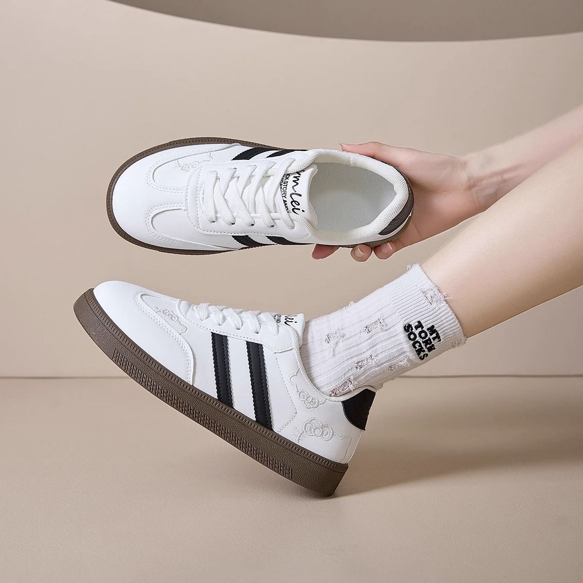 New embroidered casual women's sneakers, wear-resistant and versatile ...
