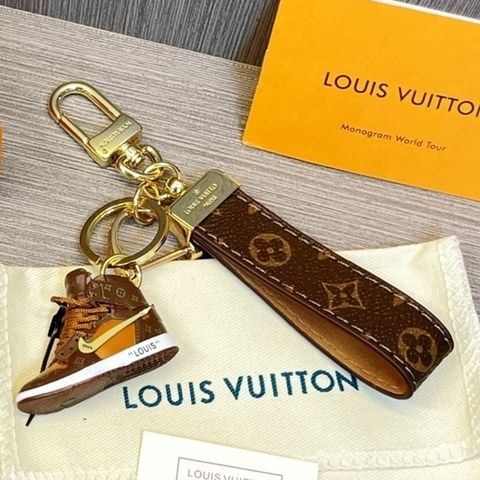 LV Key buckle Keychain Car Presbyopic Female Cute Male Chain Bag ...