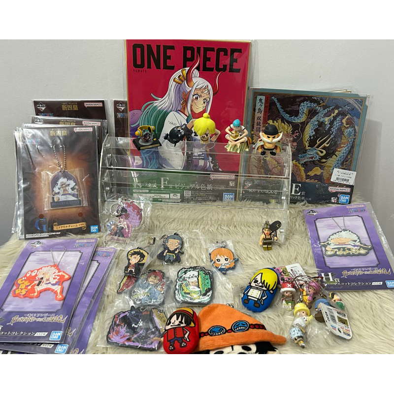 One piece merchandise , keychains , mini figures,poster etc. Anime ...