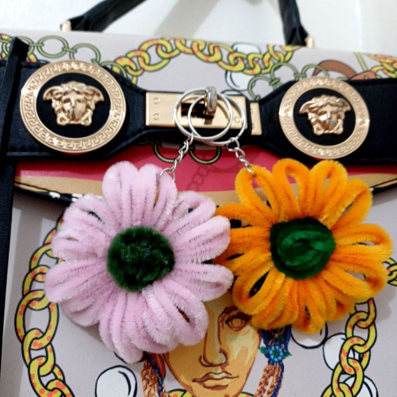 Daisy Fuzzy Flower Keychain | Shopee Malaysia