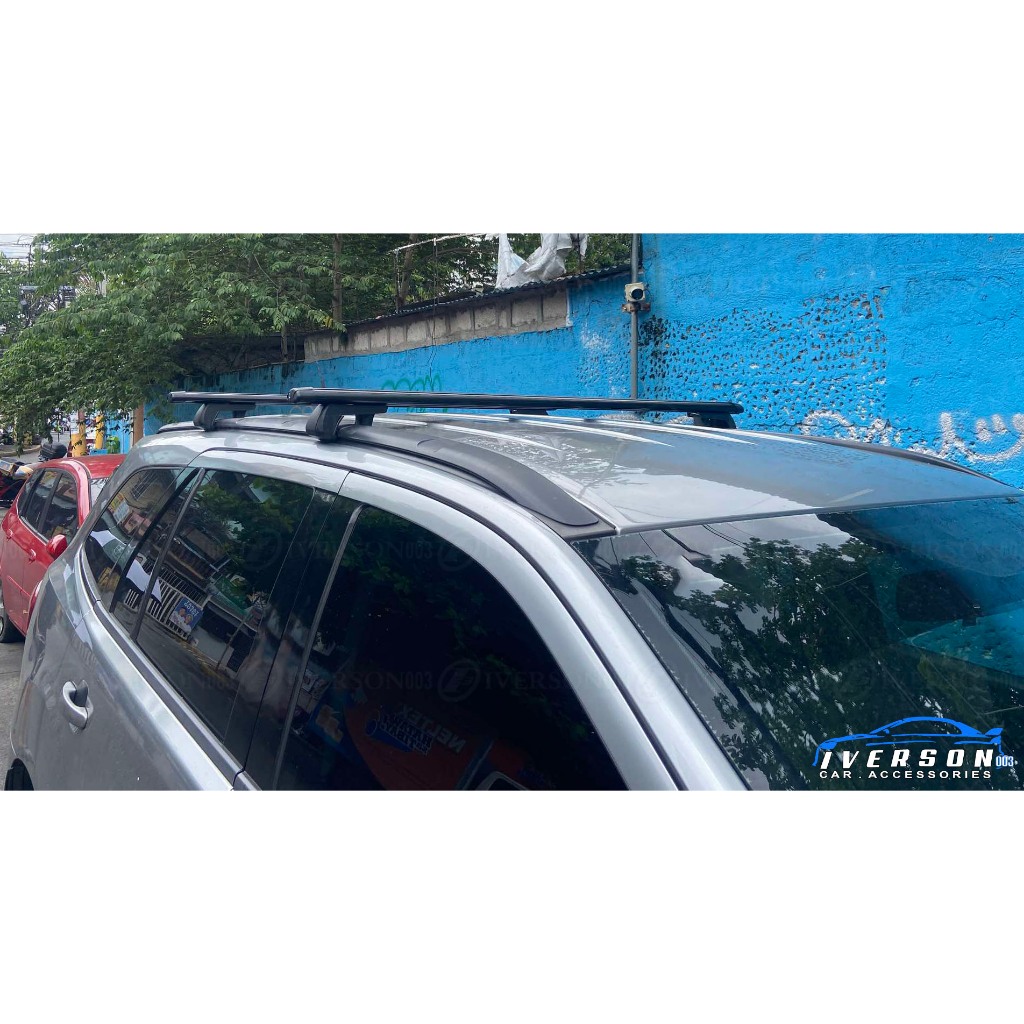 Black Universal Crossbar with Key installed in Ford Everest 2017 ...