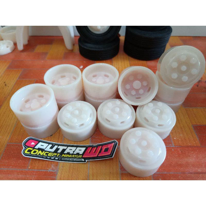 Miniature Canter and Giga model truck rims with a diameter of 3 cm ...