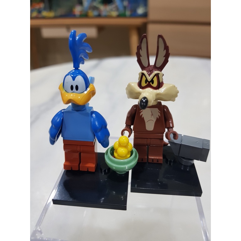 Wile E. Coyote + the Road Runner minifigure Looney Tunes building block ...
