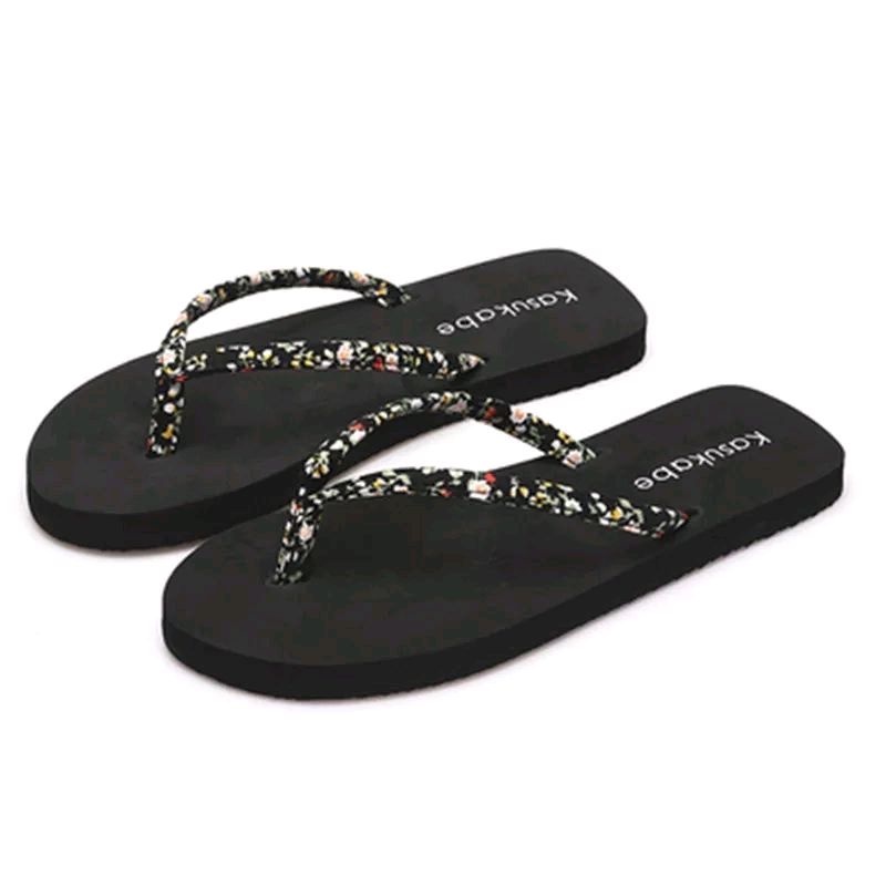 Trendy women's flat flip-flops with small floral motifs | Shopee Malaysia