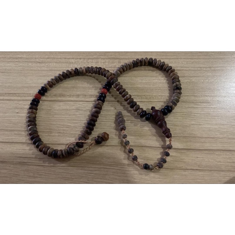 TASBIH TERAS KAYU LARAK SALAH diapit dgn marjan merah dan iboi hitam ...