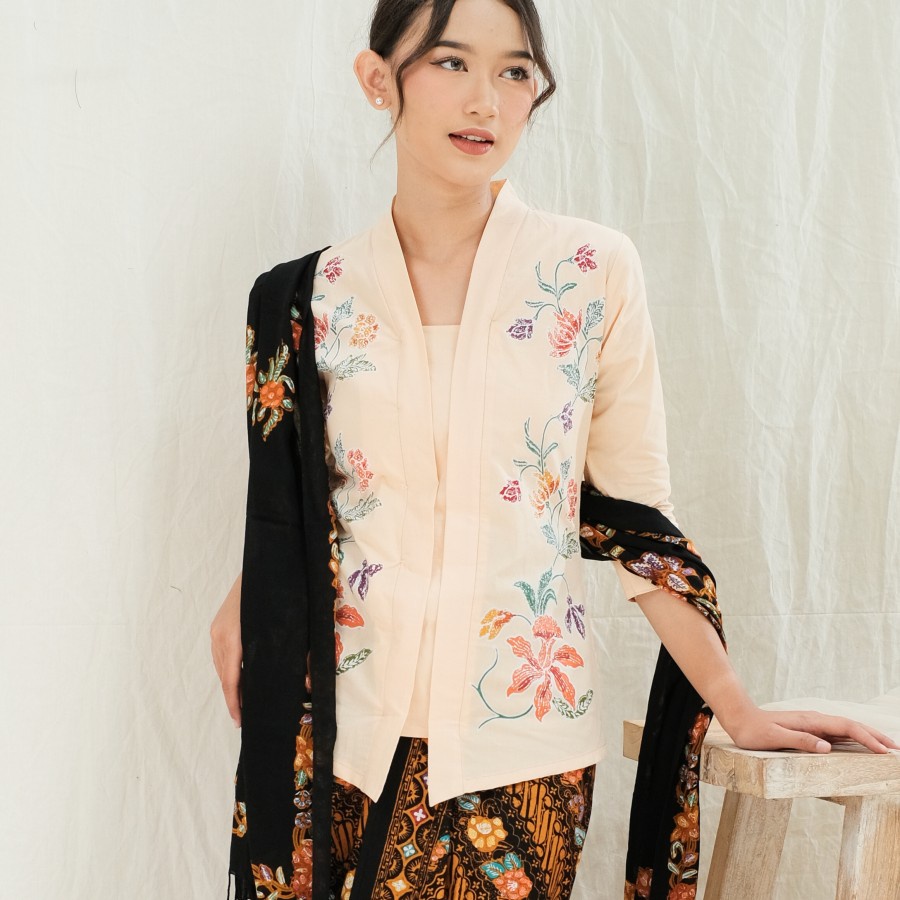 KATUN Kebaya Encim Batik Malia 7 Sleeves/8 Meradelima Cream Cotton ...