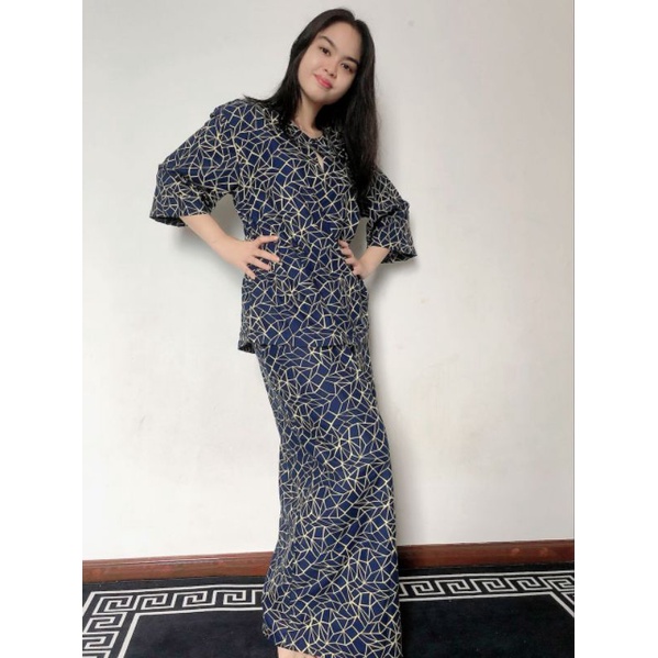 BAJU KURUNG KEDAH DENGAN KAIN BATIK SARONG | Shopee Malaysia
