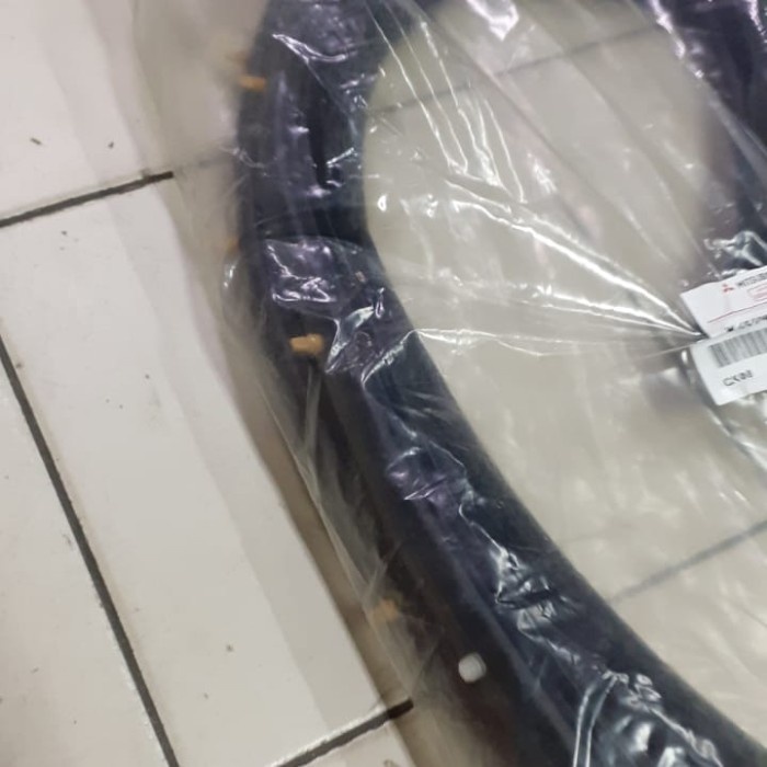 Genuine Mitsubishi Strada L200 K74 K77 K64 Front Door Rubber - RIGHT ...