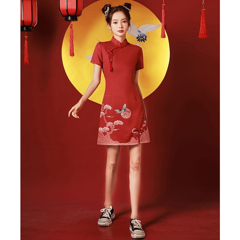 The red China-Chic cheongsam is light every year, and the girl improves ...
