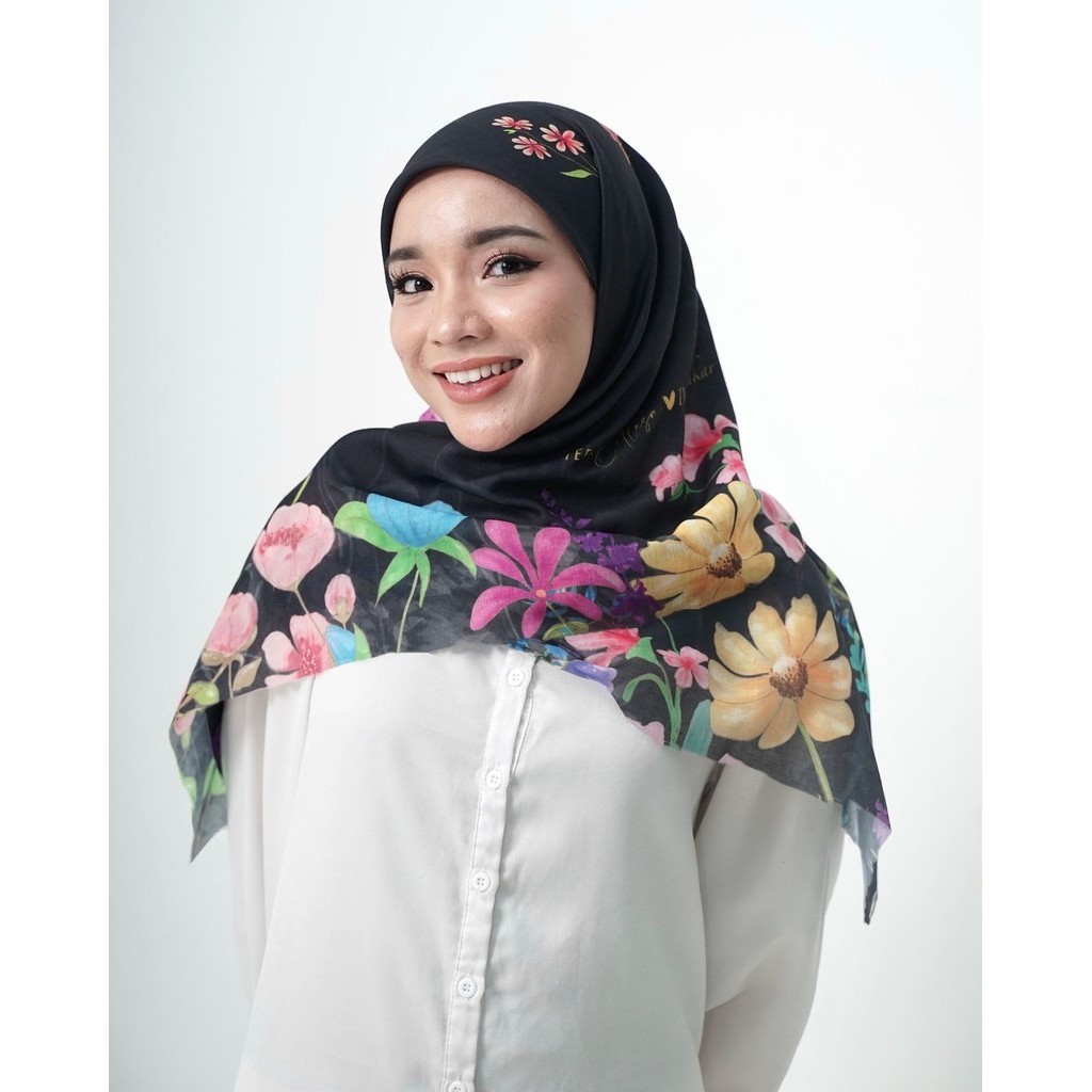 Teera Bellesa x Dayah Bakar Square Cotton in Bloom in Black | Shopee Malaysia
