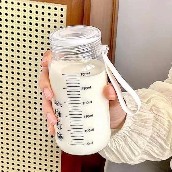 botol air budak perempuan Cawan susu di rumah dengan kopi pelajar mudah ...