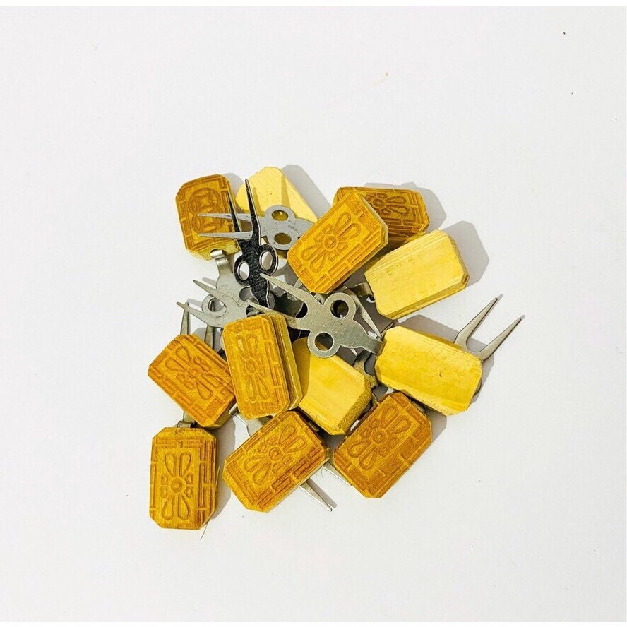 Fruit Skewers For Birds To Say Hello Crests, Stinging Sharp Laser ...