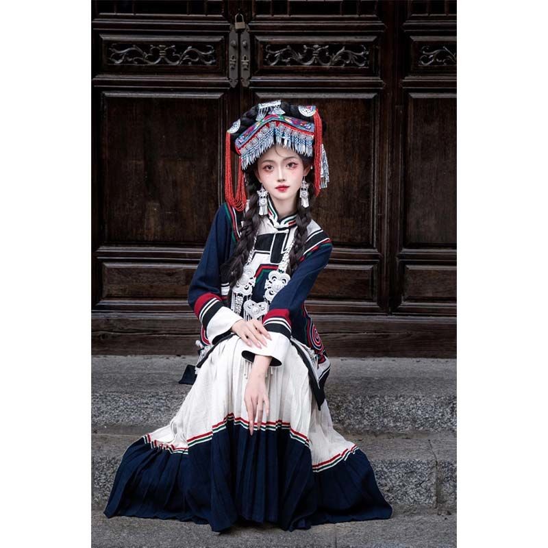 Traditional Yi nationality clothing in Liangshan, Sichuan, ethnic ...