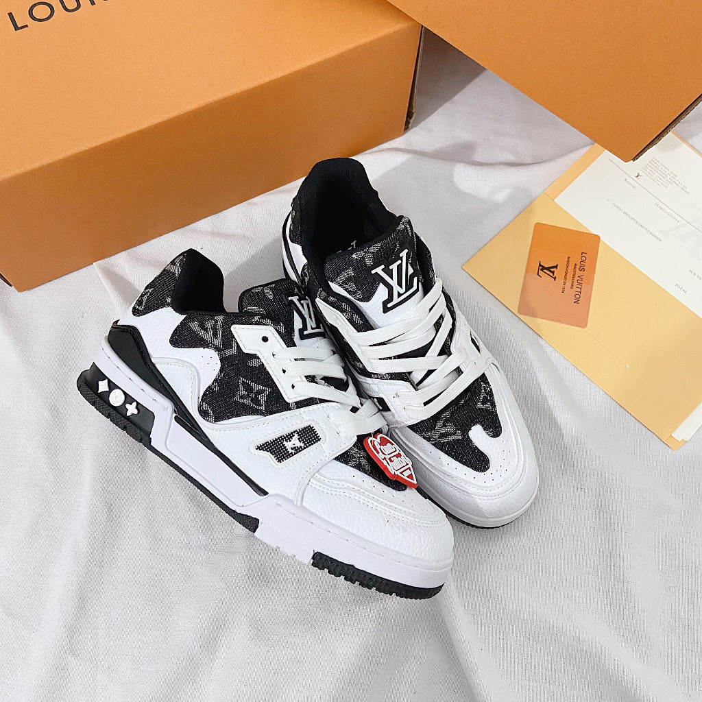 LOUIS VUITTON Jurulatih Louis Funtton Sneakers Hitam Putih Dengan Corak ...