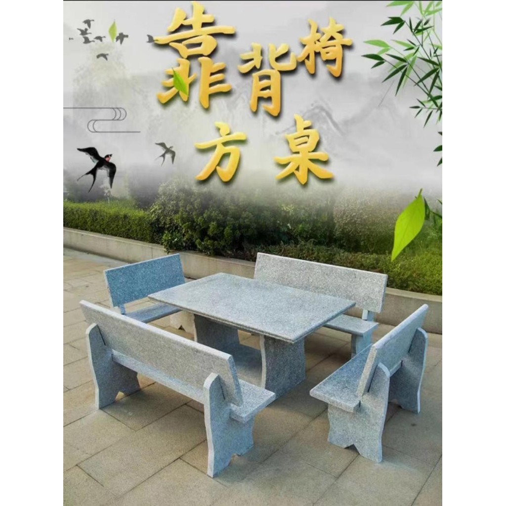 Satu set meja batu semula jadi dan bangku batu di taman luaran halaman ...