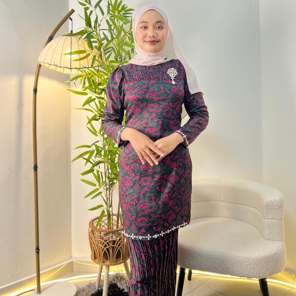 Baju Kurung Pleated Moden Alveria Kain Pleated | Hiasan manik | Satin ...