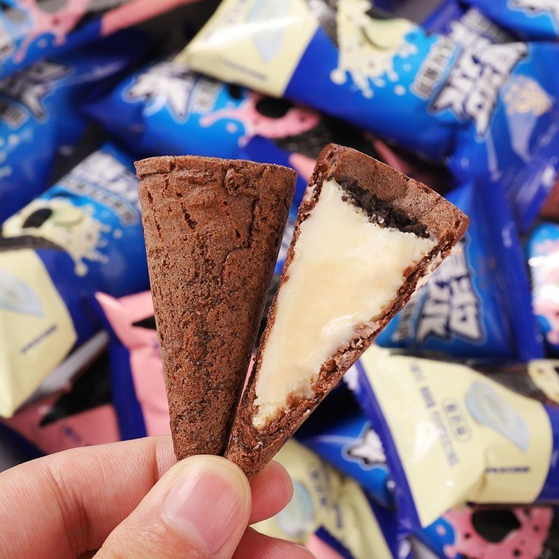 特惠大促爆浆巧克力冰淇淋风味脆皮蛋筒酸奶味草莓味夹心甜筒网红食品零食Stir fried chocolate ice cream flavor ...