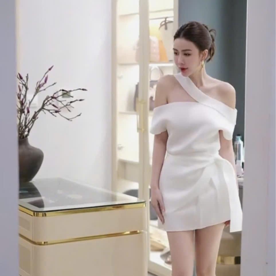 Standard BRAND model wearing BAGEO Off-the-shoulder puffy shirt with ...