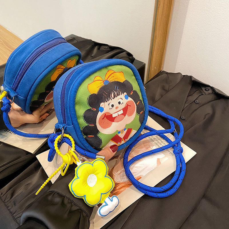 Beg selempang bulat kecil bergaya dengan ilustrasi comel 2024, sesuai ...