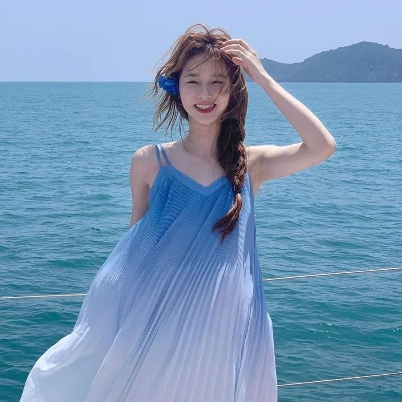 热卖中薄荷曼波女装沙滩裙法式海边度假渐变蓝吊带拍照长款遮肉海浪清新Mint Manbo women's beach dress French ...