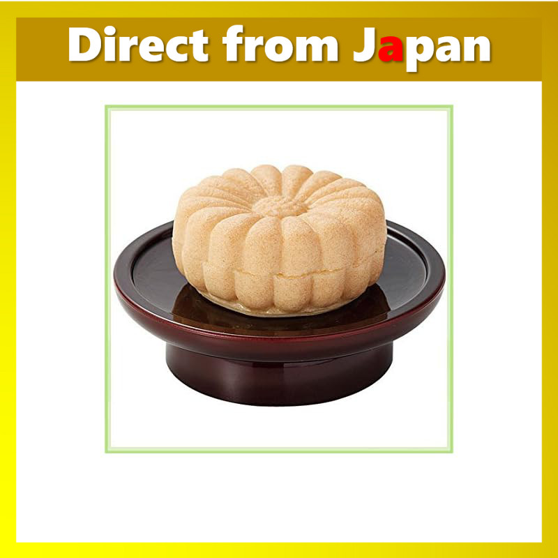 Food sample: Japanese sweets (wagashi) - Kiku Monaka (chrysanthemum ...