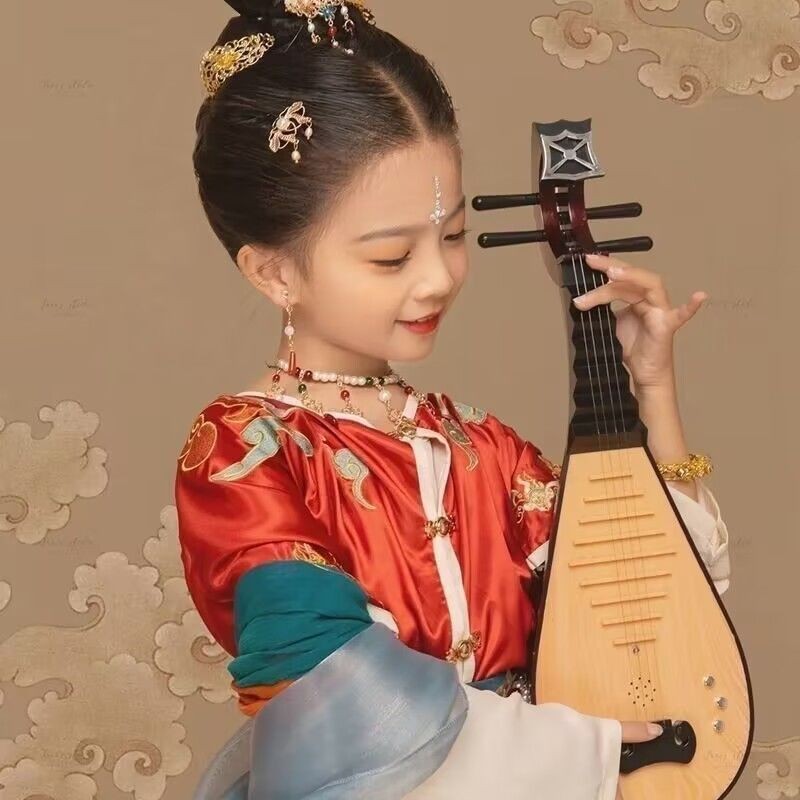 Hanfu ancient style photo props pipa musical instrument Chin汉服古风拍照道具琵琶 ...