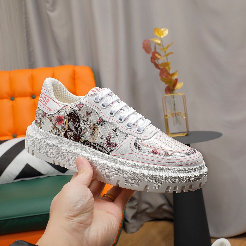 Sports shoes, fitted with hot melt adhesive breathable mesh with first ...