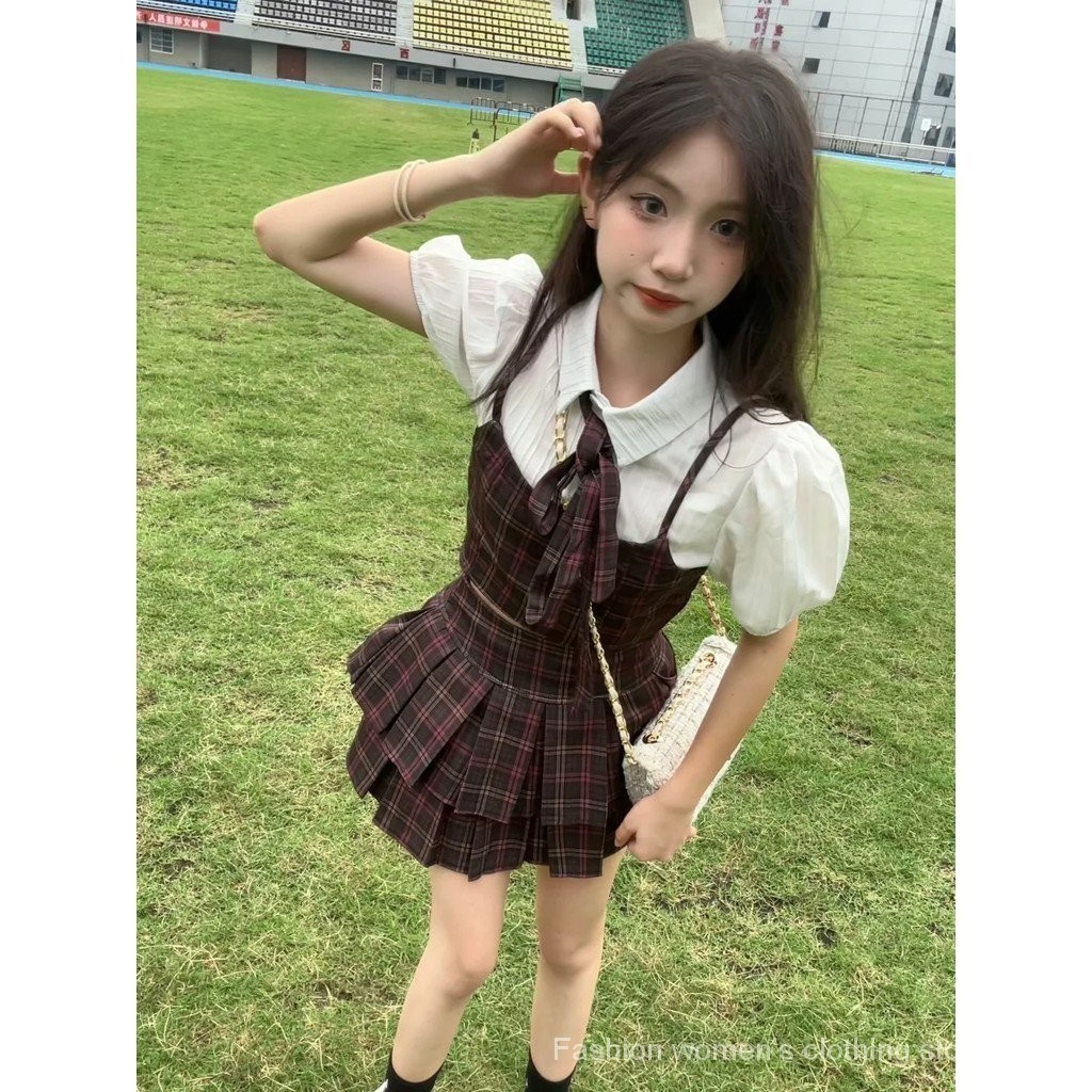 Gaya kolej gadis panas retro Amerika bergaya gaya Korea memakai skirt ...