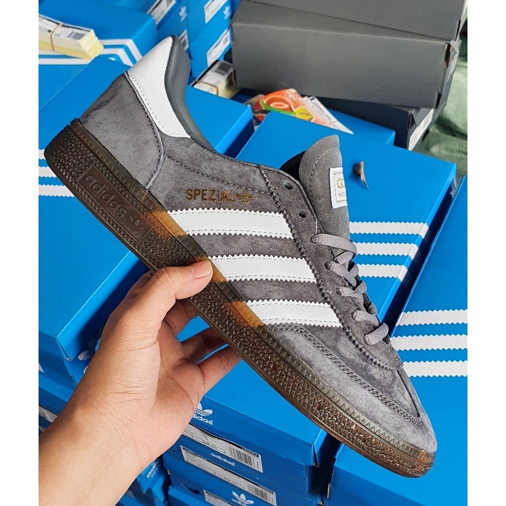Elegantes Adidas Samba Handball Spezial Fotos