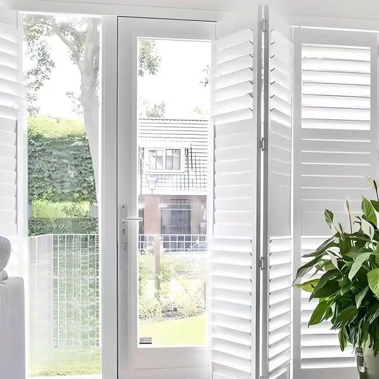 Pintu Louver dan tingkap tingkap pengudaraan kayu pepejal ruang tamu ...