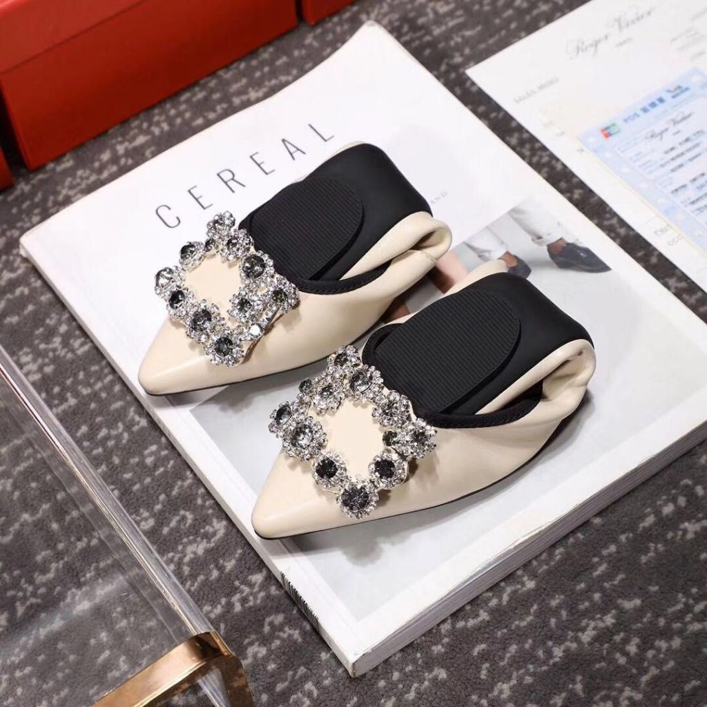 Egg roll shoes, dancing shoes, exclusive on the symbol of its timeless ...