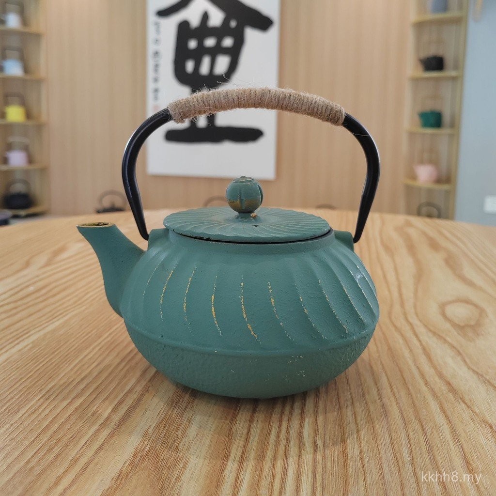 Periuk berwarna untuk membuat teh di sekitar dapur, periuk besi gaya ...