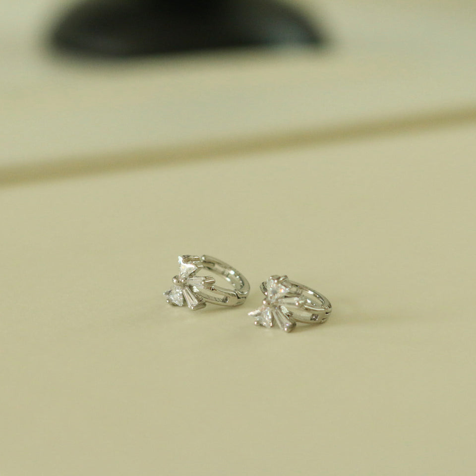 Collins Bow Huggies (White) | Shopee Malaysia