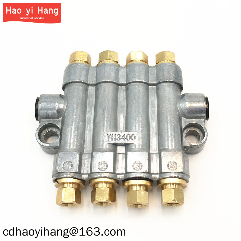 YH check the lubricating oil fittings of injection molding machine of ...