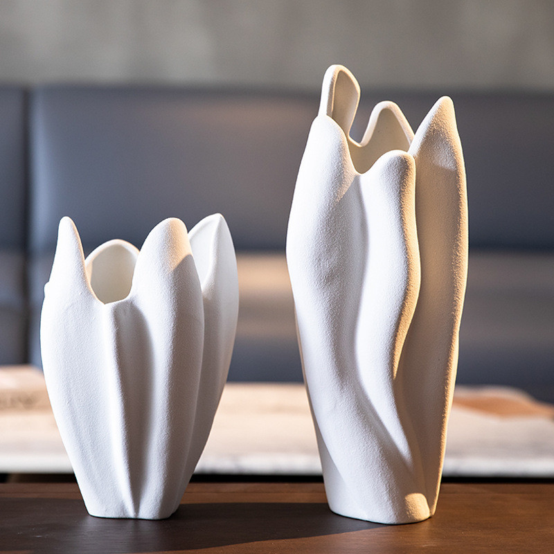 Tembikar tekstur matte berbentuk khas, pasu hitam dan putih, alat letak ...