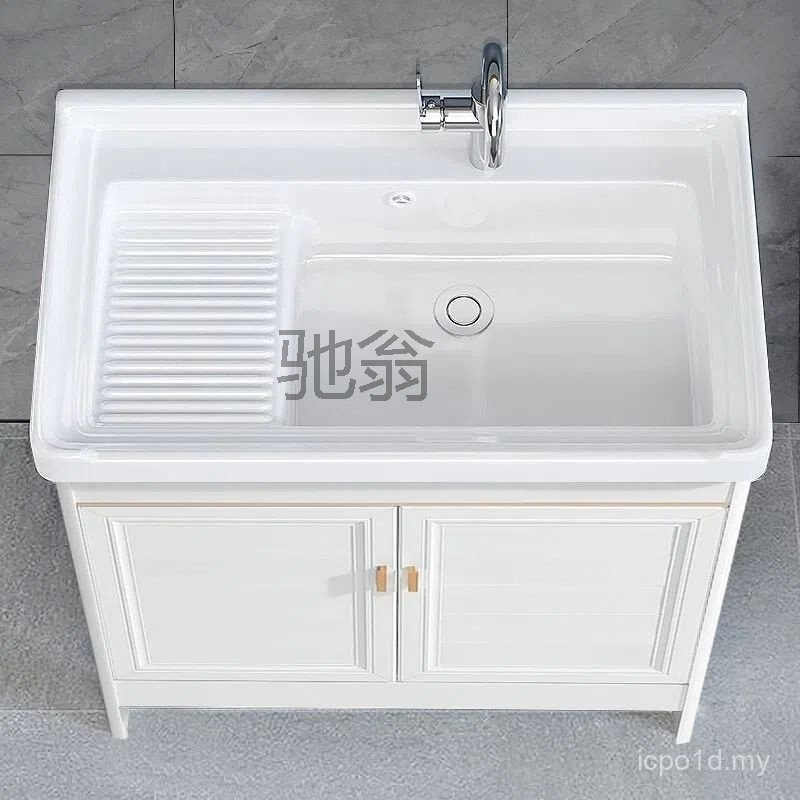 Bilik mandi, balkoni, tembikar, besen cuci baju, dengan papan basuh ...