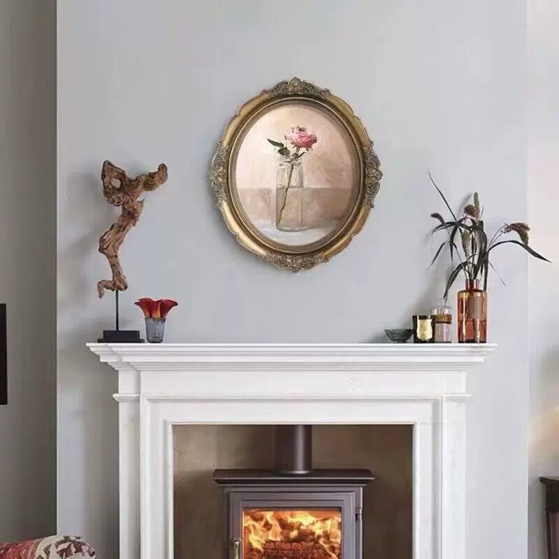 Bingkai gambar retro stail Perancis yang dipasang di dinding sofa latar ...