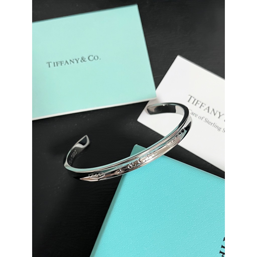 Casual Tiffany & CO Bracelet Delicate Bangle Hollow Letter Logo ...