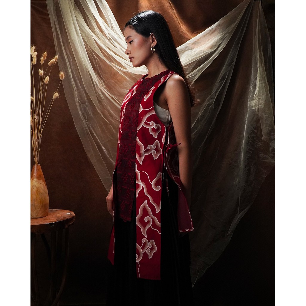 MERAH BOOLAO Red Woven Mega Mendung Connected Vest | Shopee Malaysia