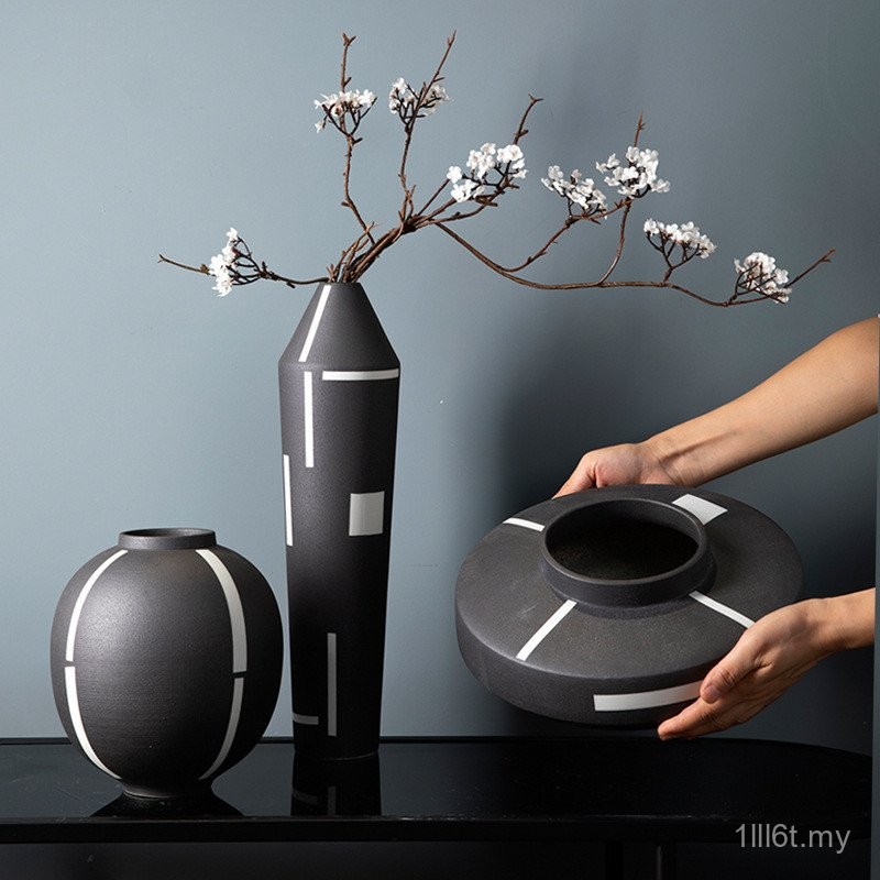 Gaya minimalis Itali, garis yang dilukis dengan tangan, corak menegak ...