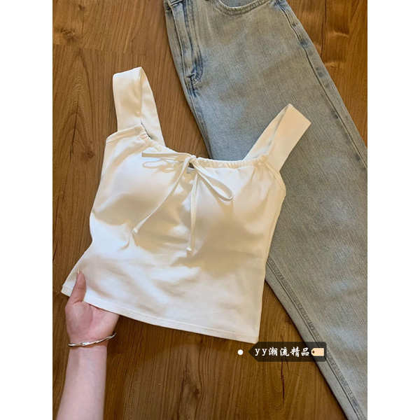 singlet singlet woman Dopamine memakai kamisol putih dengan pelapik ...