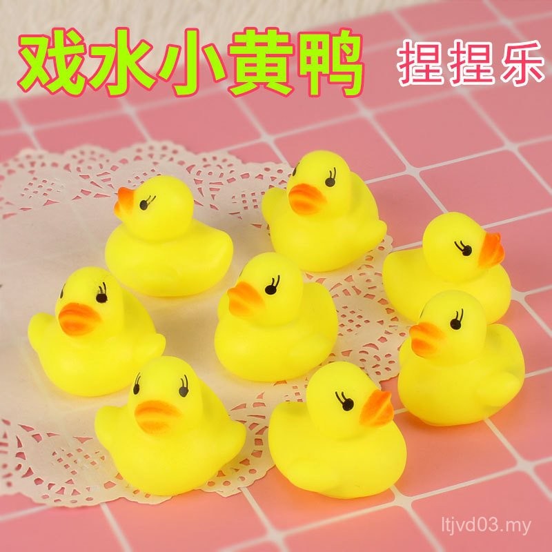 Mainan kolam renang, itik kuning kecil bermain di dalam air, cubitan ...