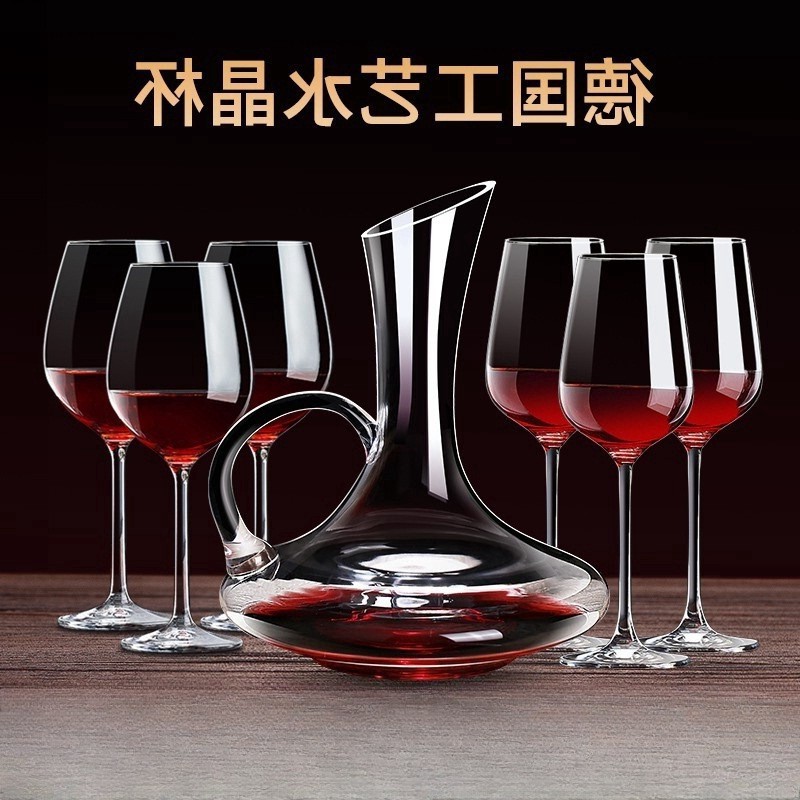 Gelas wain merah yang sesuai dengan satu set lengkap gelas anggur ...