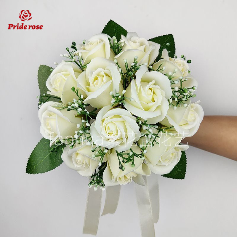 Majlis perkahwinan stail Korea pengantin bunga pegang tangan majlis ...