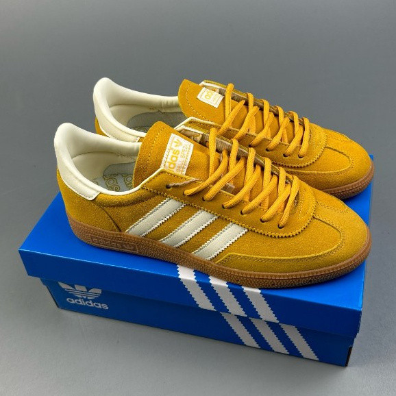 Ad originals Samba Handball Spezial reka bentuk gaya ini dengan gaya ...