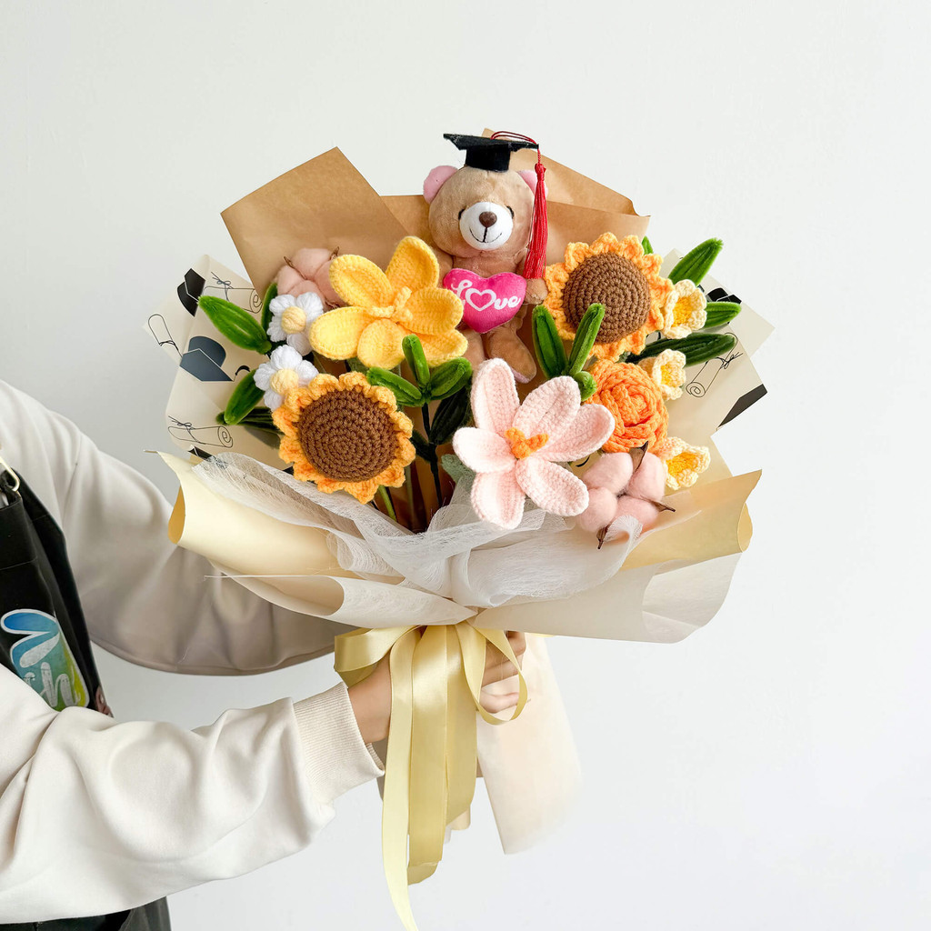 SHIOK Graduation Crochet Flower Bouquet with Convo Bear | Sejambak ...