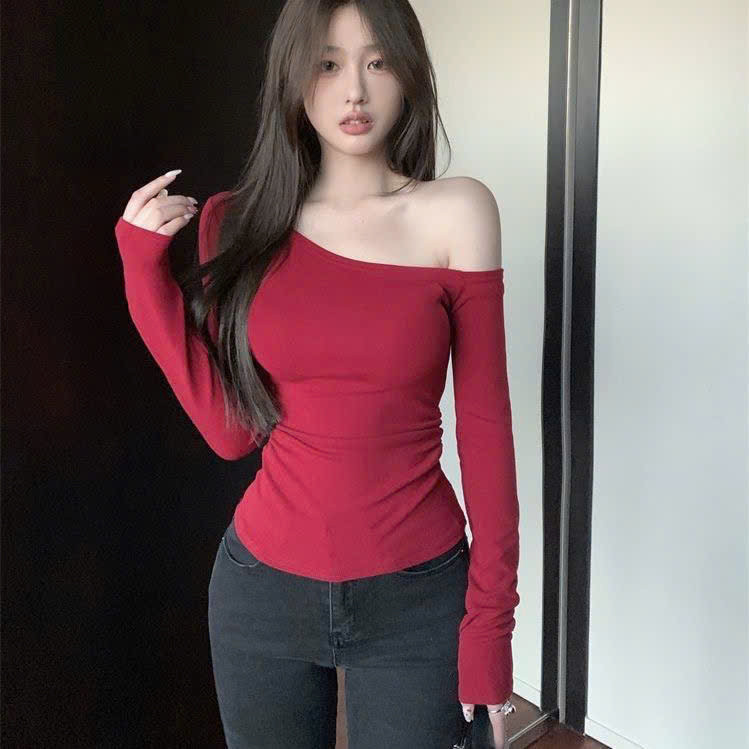 Off-the-shoulder, off-the-shoulder, long-sleeved, body-hugging blouse ...