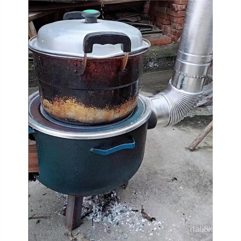 Kampung dapur api kayu yang diubah suai tong gas, botol gas luar rumah ...